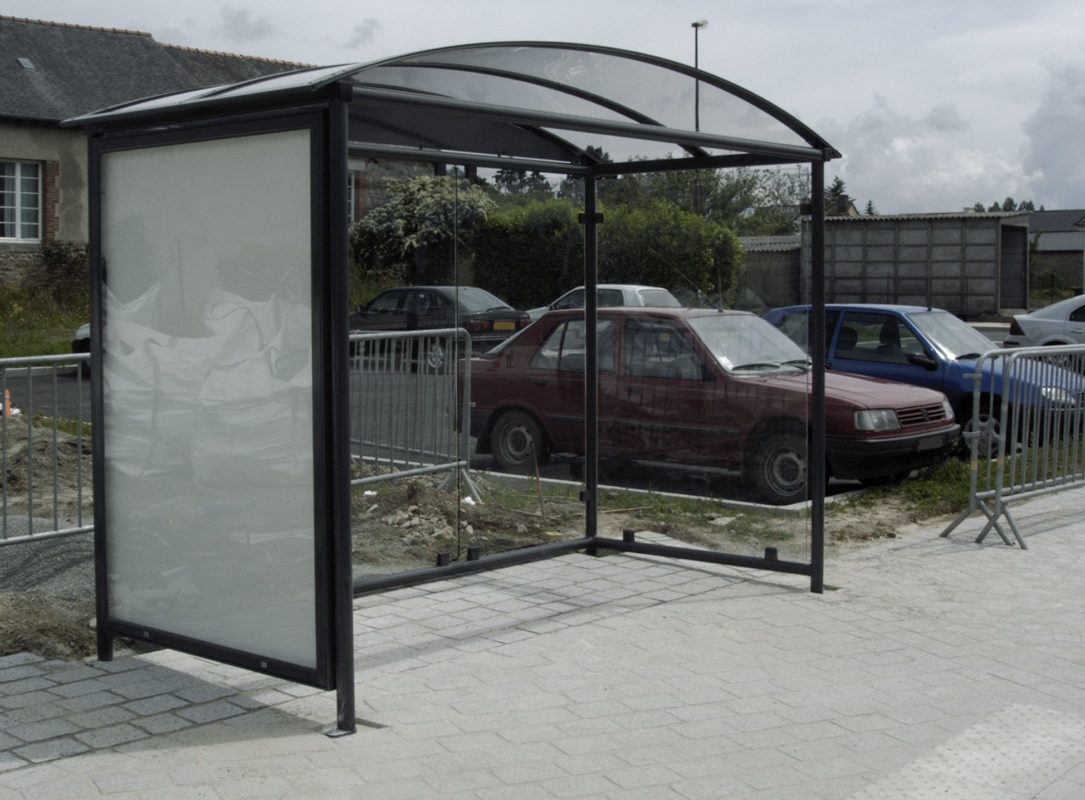 Abris bus aluminium et verre - Varoform Signalétique | Vitrines ...